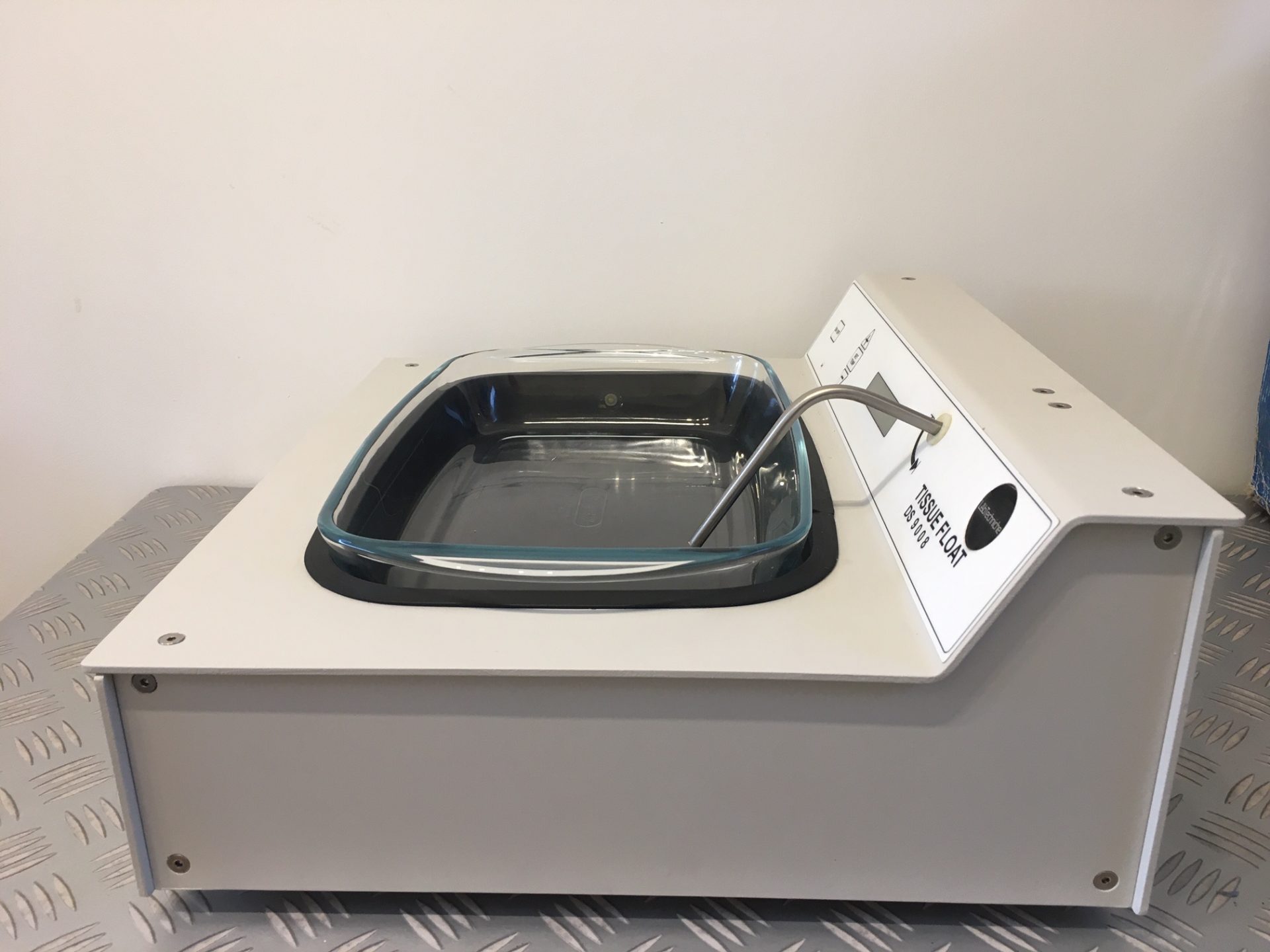 HistologyTissue Float, heated water bath with 38C to 75C set temperature